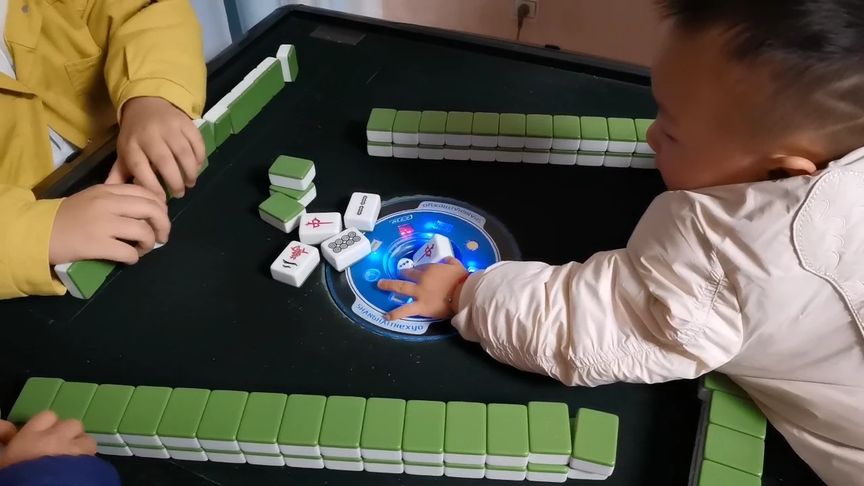 大年初三不能出门拜年,只能在家打麻将,小孩也来凑热闹