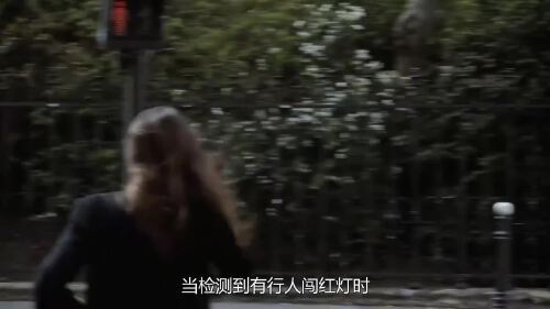 史上最奇葩的红绿灯,能模拟车祸瞬间,遗像给你放路边