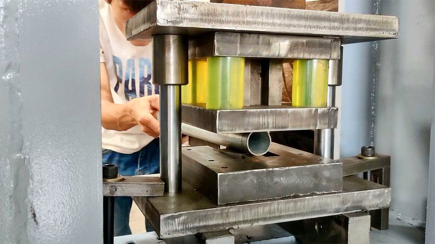 液压冲孔加工圆管压扁冲孔倒圆弧冲压成型,机械模具配合非常到位