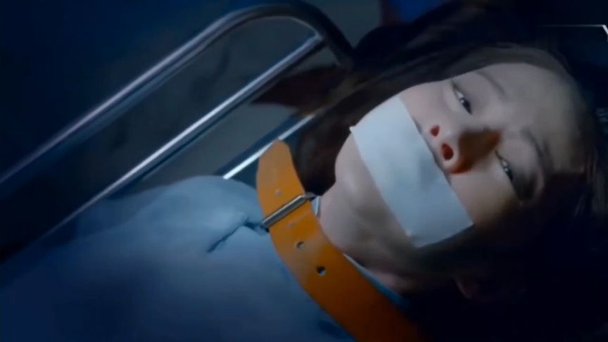 女孩被绑手术台上活剖,恐怖悬疑电影片段。