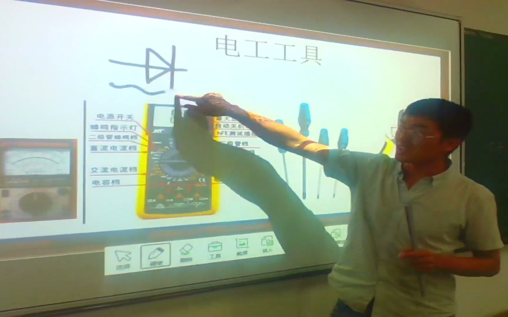 为什么用数字式万用表,可以用钳形电流表