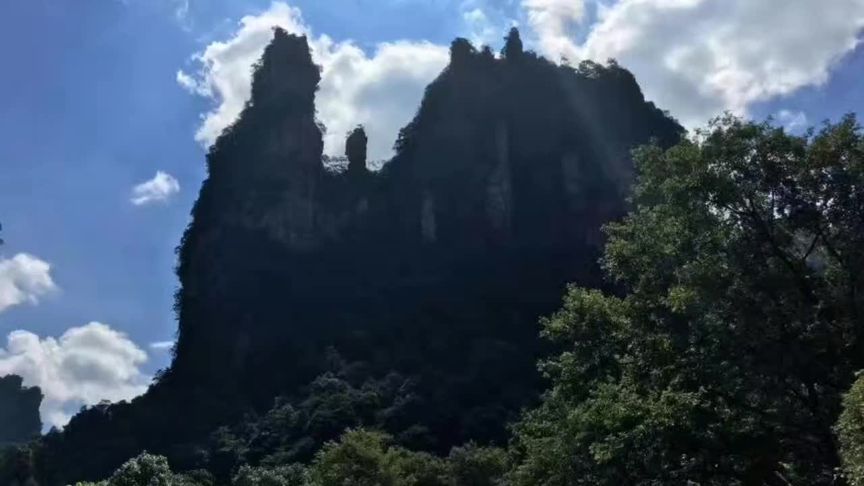来到张家界才知道,走玻璃栈道是会腿软的,天门山是自然形成的