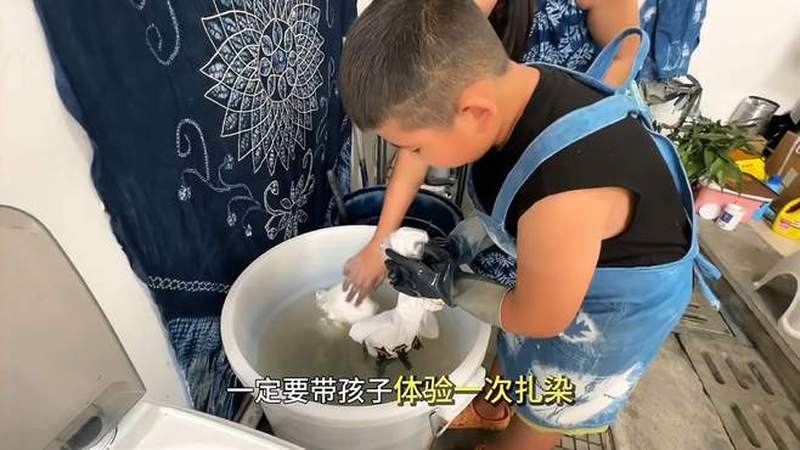 来大理遛娃,一定要带孩子体验一次扎染!