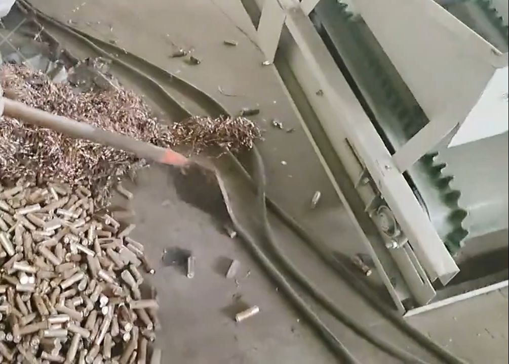 旧的锂电池是如何破碎分选的