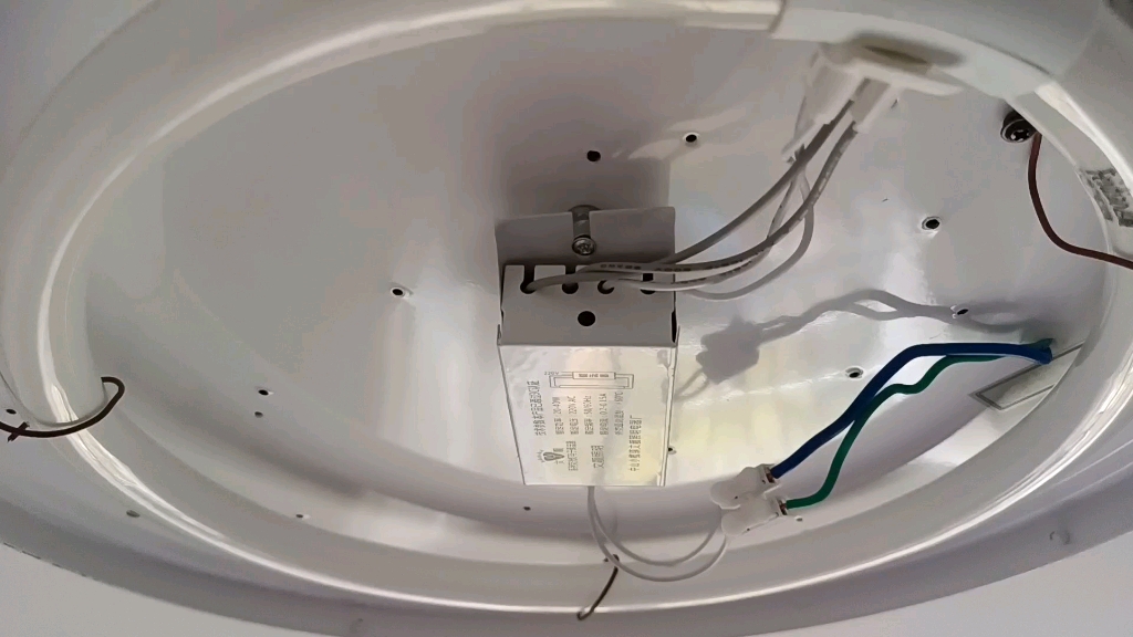 环形灯灯也坏了,镇流器也坏了,用万用表量了镇流器,没有输出灯管也是...