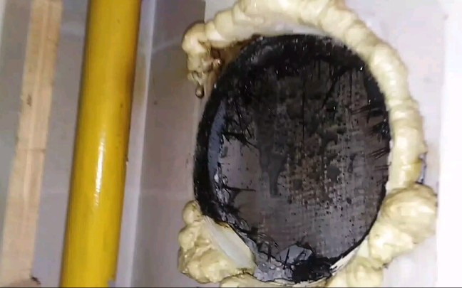 厨房烟道倒烟反味,去安止逆阀却发现燃气管道挡了烟道口,如何解决...