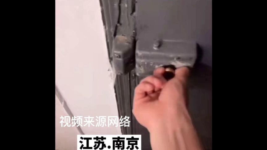 某高校宿舍管理员查寝,学生提前发出暗号通知