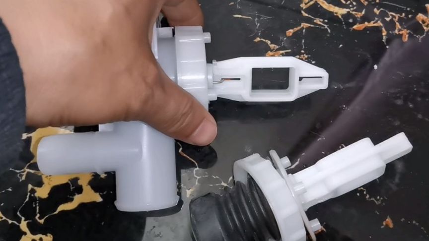 新买的洗衣机没用几次就漏水,检查排水阀组件故障,一起上门更换