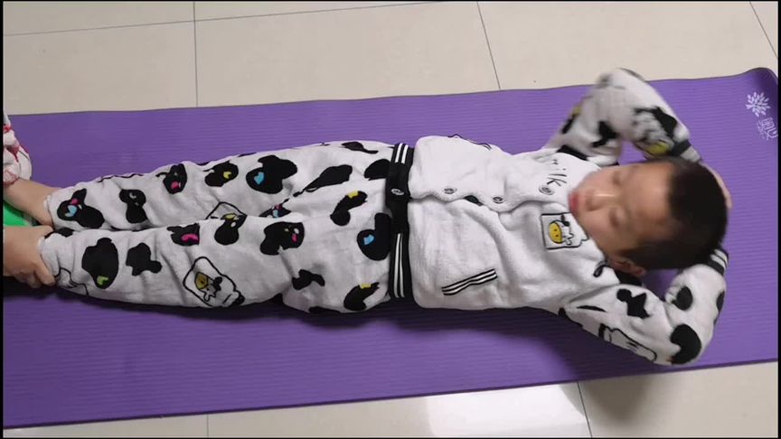 某小朋友仰卧起坐!#体育生 #仰卧起坐 #正能量