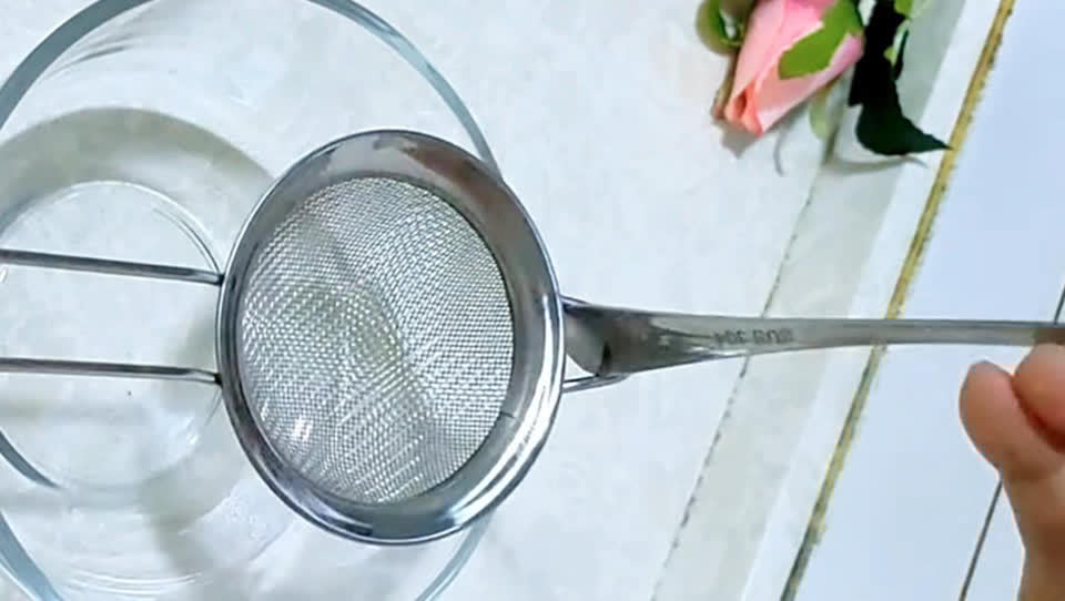 生活小技巧:过滤网这样使用,倒油时再也不会往下掉了!