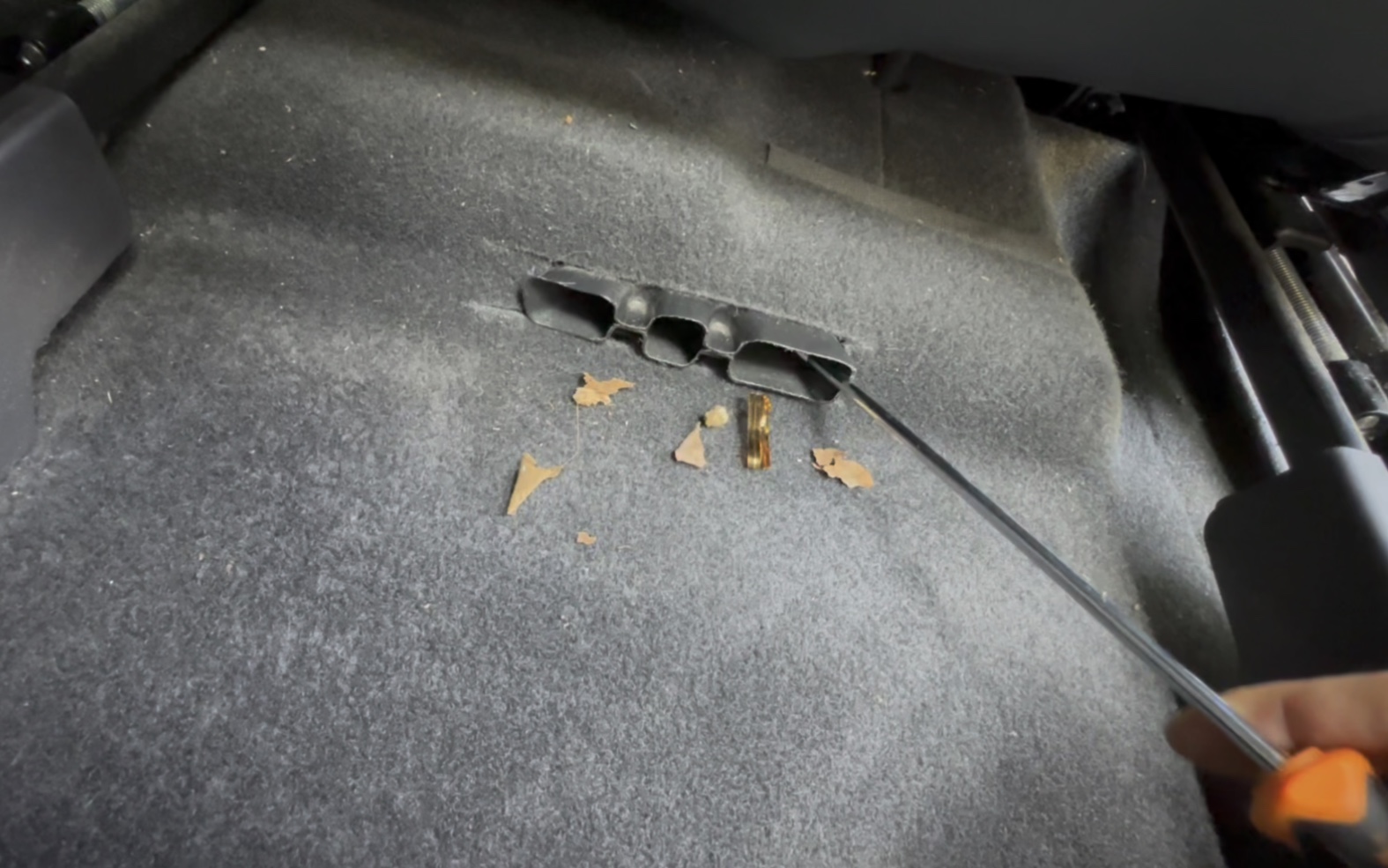 比亚迪车主赶快检查一下你们后排的空调出风口,我已经中招了