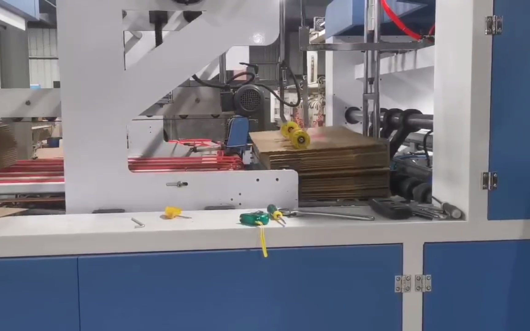 先进的纸箱厂都在用它,可连接全自动粘箱!