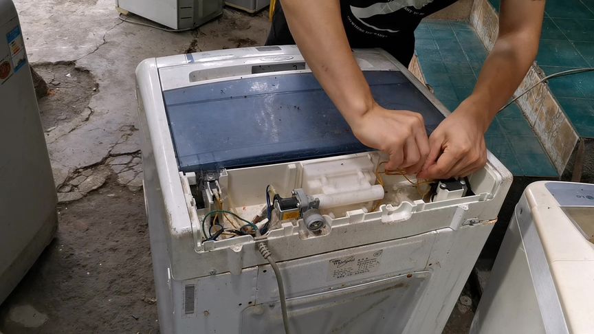 全自动波轮洗衣机启动程序都在闪,按什么键都不灵,一分钟就搞定