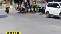 #交通安全 #遵纪守法 #行车安全 两少年路上骑电动车,玩“特技”快速...