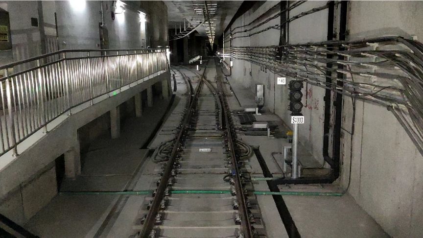 浙江首条无人驾驶地铁,车头视野开阔,在隧道行驶,宛如穿越时空