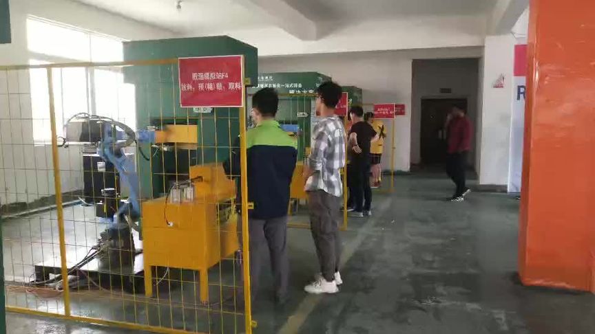 工业机器人教学现场,看学员都是怎样学习操作机器人的