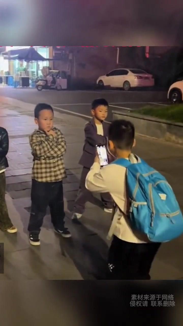 小学生拍舞蹈视频,边喊节拍边跳舞