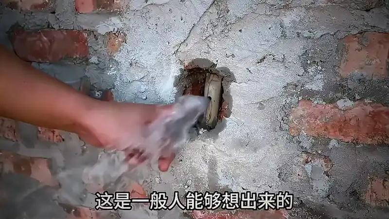 不一样的水管修复方法,小哥打破思维自己修复好了水管