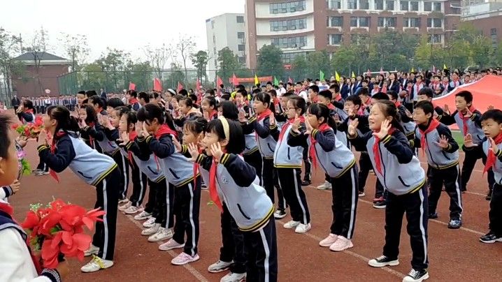 小学生运动会开幕式,四年级3班的入场方阵精彩分享!