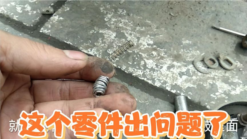 电动车骑行后轮哐当一声巨响卡住了,拆开一看是这个零件出问题了