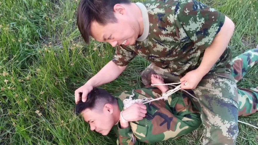 教学:粉丝挑战张教官,自杀式捆绑太实用,不投降不行