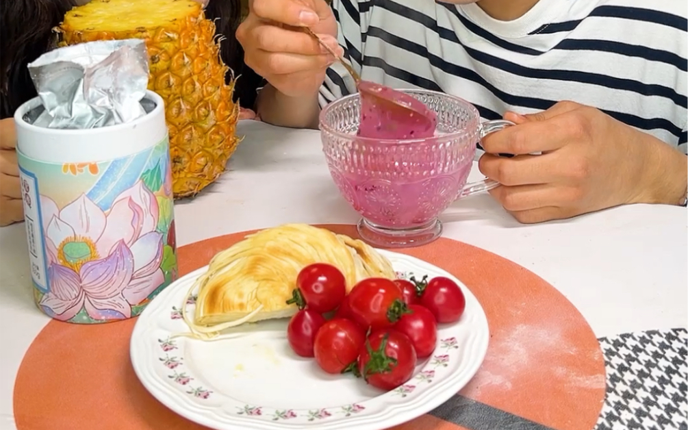 #桂花坚果藕粉 哼,又双叕被套路了吧,还想抢我的鸡腿?#美食推荐