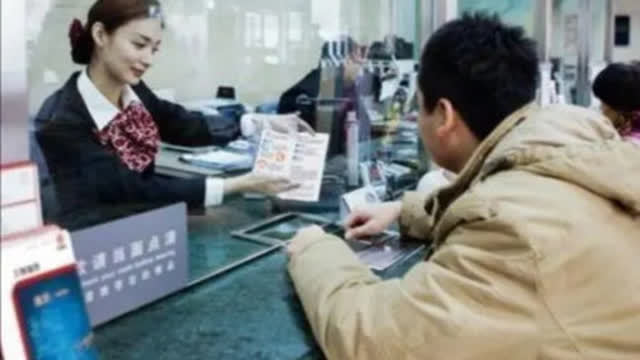 在银行存钱,选存折还是银行卡?多亏银行经理提醒,现在明白不晚