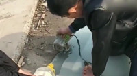 牛人发明:用切割机切割钢化玻璃,刚切下去,立马就收工了1