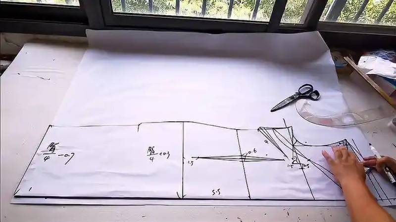 想穿旗袍自己做,旗袍后片的裁剪画技巧,学会自己做!