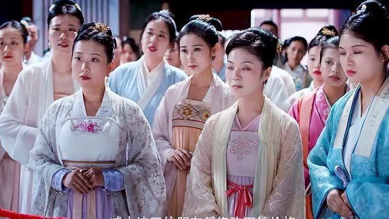 ...拼多多套路用到古代布行,直接成为最受欢迎的商场,女人都抵不过打折...