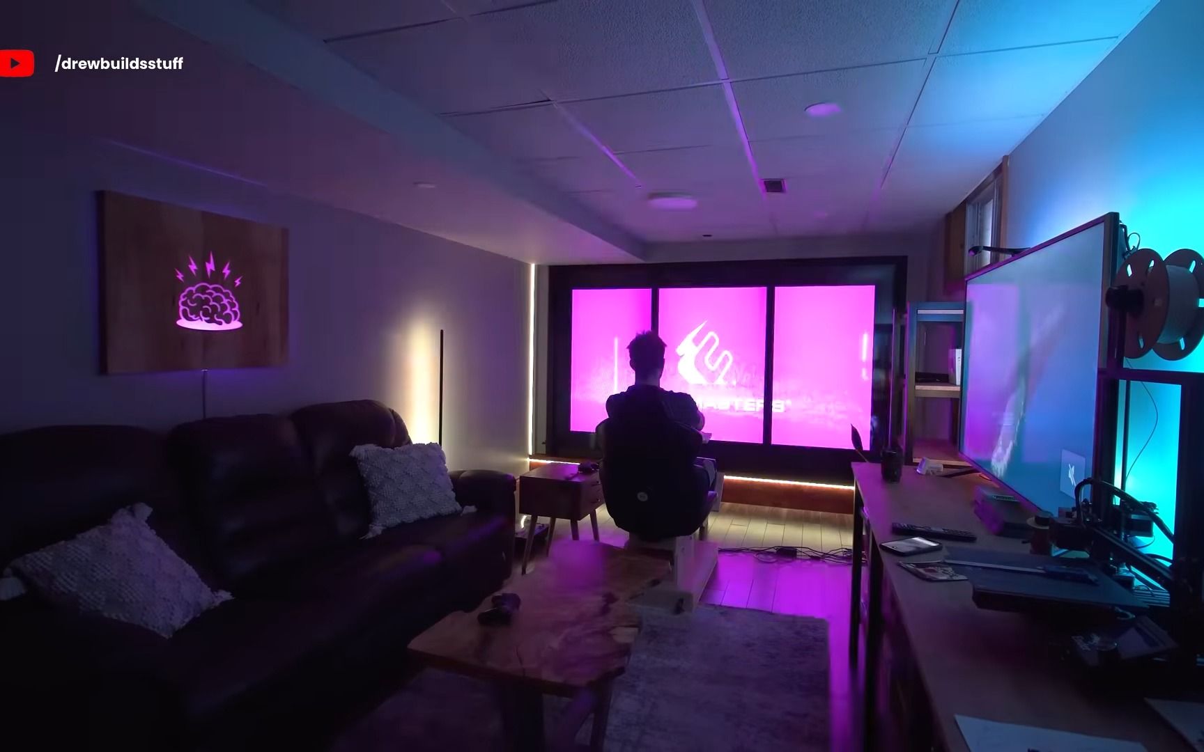 国外牛人打造家庭游戏室,享受震撼的游戏体验,(转自YouTube)