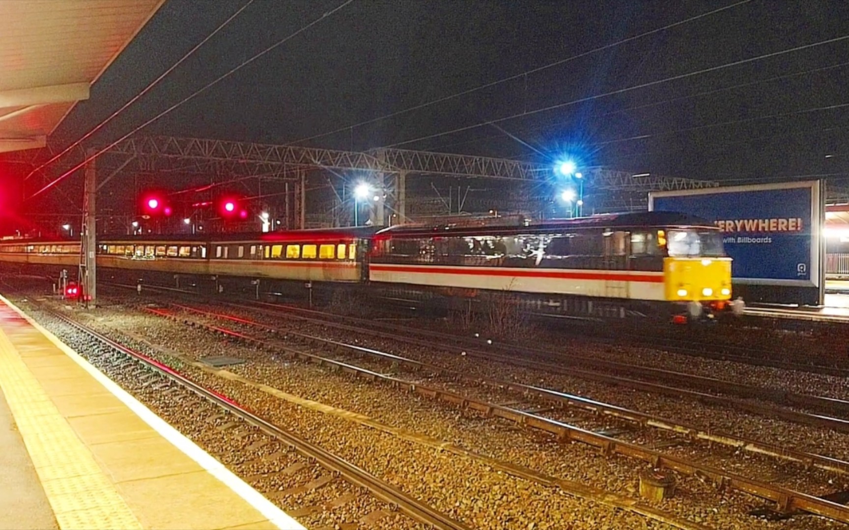 英国铁路动态保存的87型电力机车和86型电力机车共同牵引旅游列车...