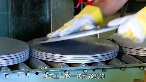 汽车轮毂是如何制造的?先将合金钢圆片冲压出凹面,再打出8个洞