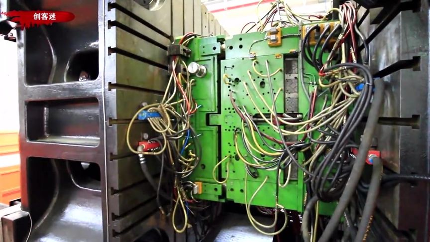 大型注塑机生产胶筐,模具真够大的