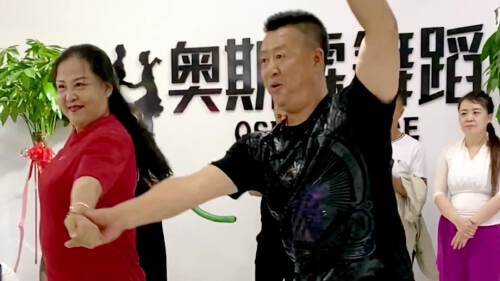 果果不不舞蹈工作室开业60岁爱徒也来助兴表演非常精彩!