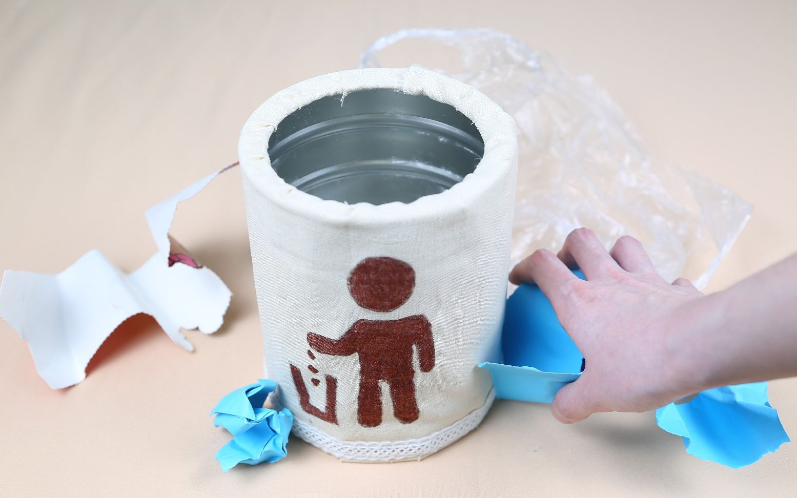 原来我家的桌面垃圾桶,是用两块碎布和它改的,实用还省钱