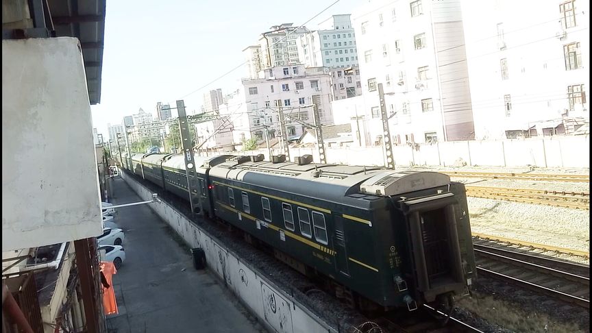 南局南段特快列车北京西-南昌T167次列车减速进终点站南昌站