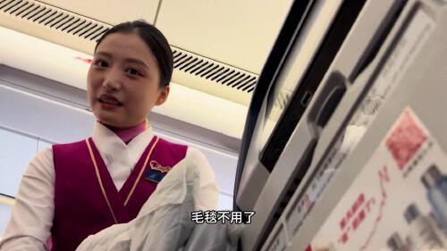 白金卡大叔坐飞机,空姐乘务长排队来问候,尊贵感满满