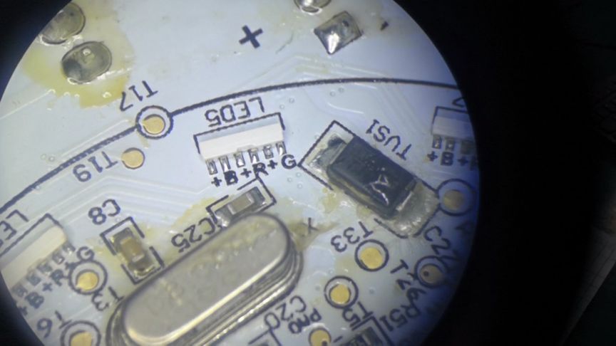 小伙的焊接技术真好,这LED灯焊接杠杠的,给个赞