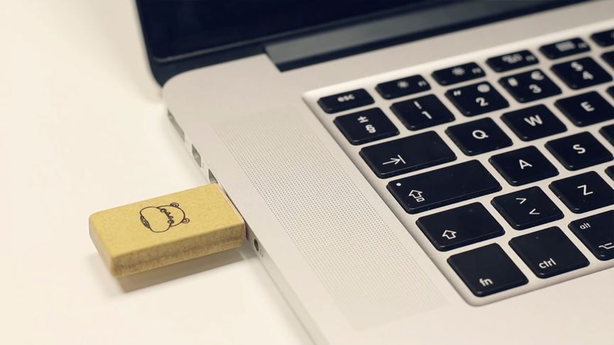 外国姑娘制作自己专属U盘的过程