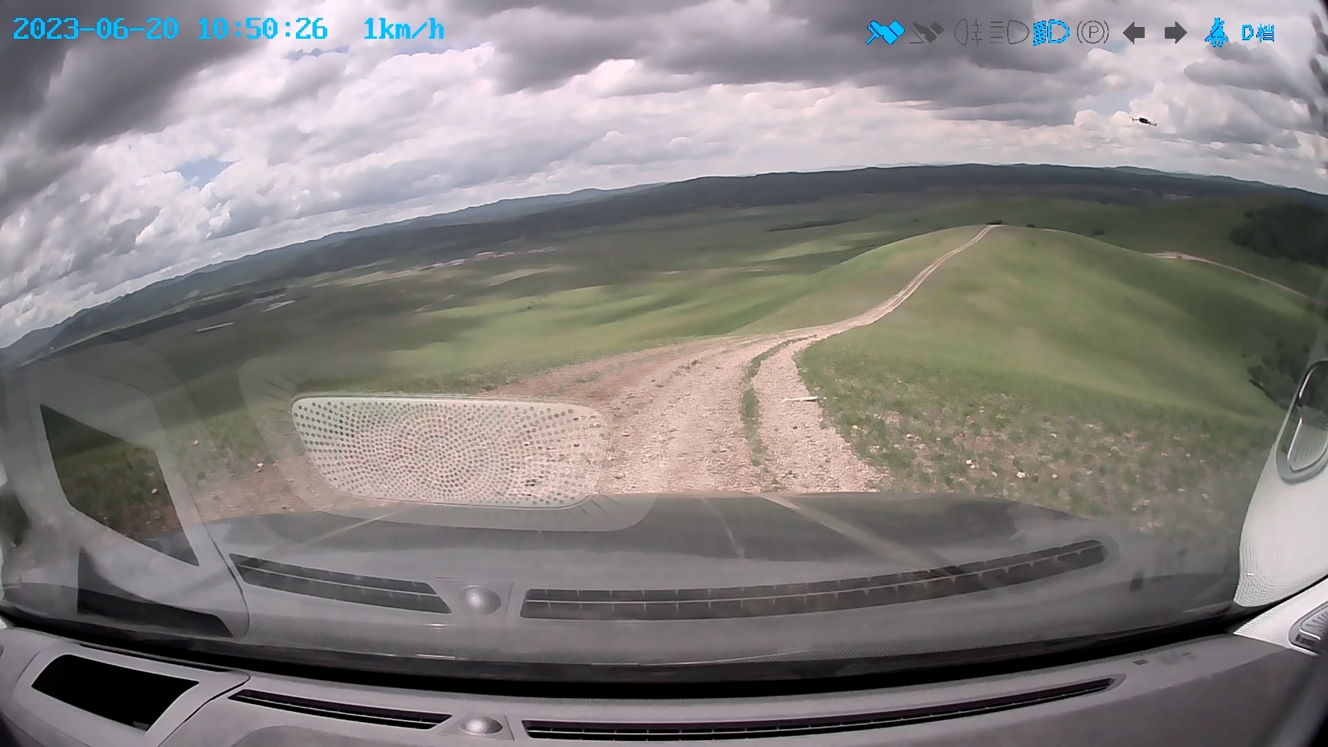 看一下全新一代揽月行车记录仪,高清记录爬坡和下坡过程