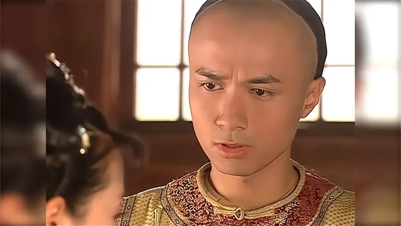 还珠格格3:永琪拿笤帚扫地,紫薇瞧见立马阻止,已经不是阿哥啦