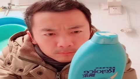 上厕所忘带手机,幸亏有几瓶洗发水