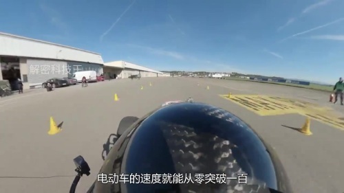这电动车提速真猛,轻踩油门,嗖一下就飙到一百码了!