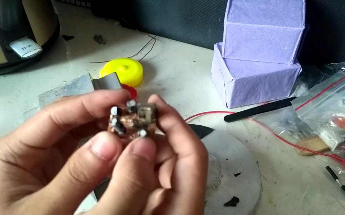 【垃圾王】拆解闪光器看看内部的电路