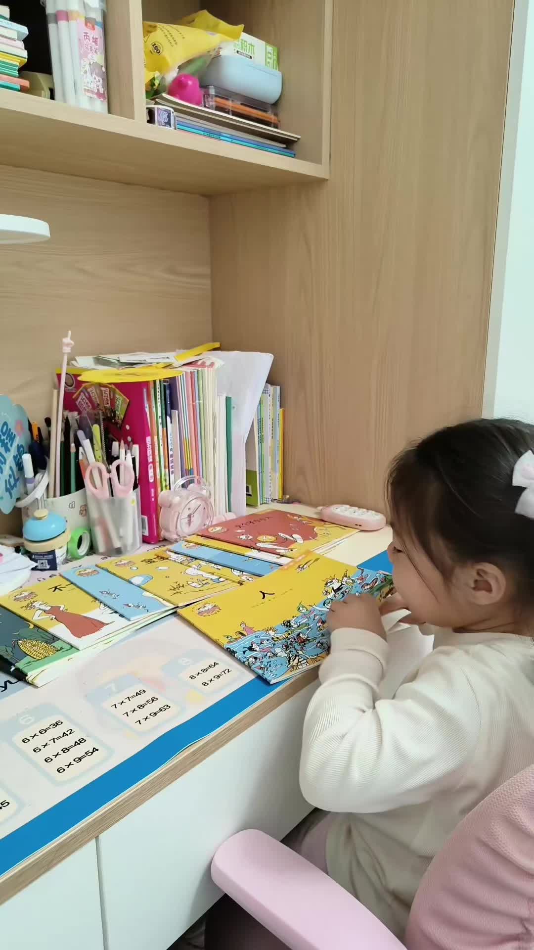 ...在趣味横生的绘本中识字,更能保护孩子的阅读兴趣。每一级后面还...