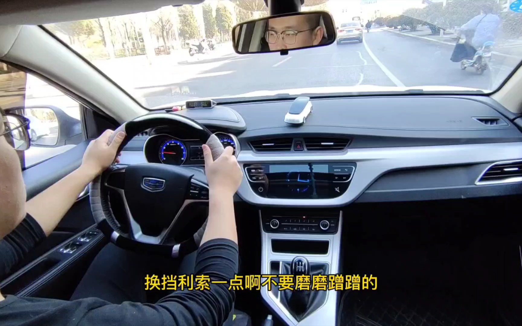 手动挡红绿灯路口停车摘空挡的步骤,老司机最后再讲一遍