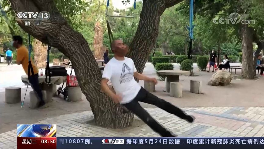 沈阳市民“吊颈健身”视频引关注 多人体验“颈椎牵引器”