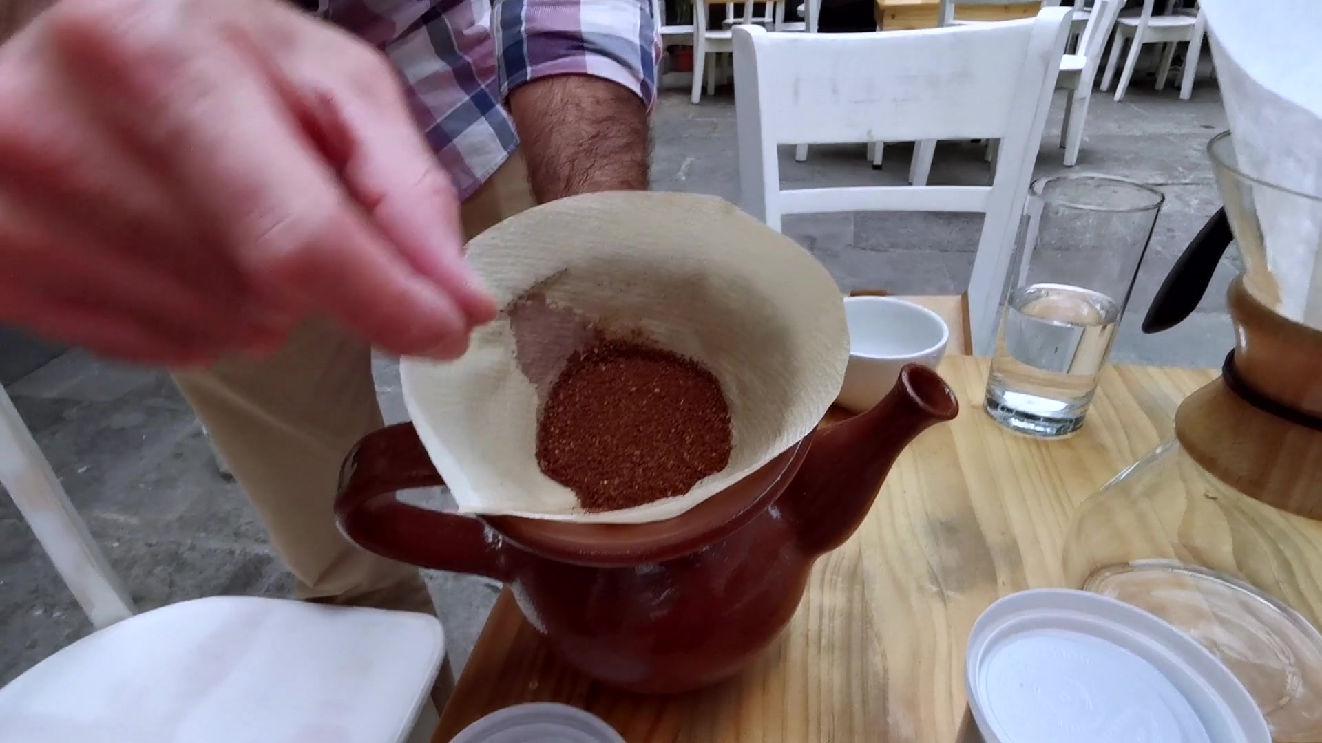 用两种不同的手冲咖啡壶来制作手冲咖啡