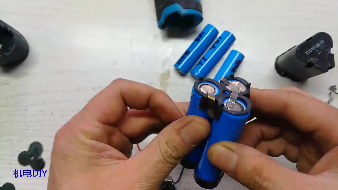 准备报废的锂电钻!竟然被小伙自己修好了!看他是如何做到的